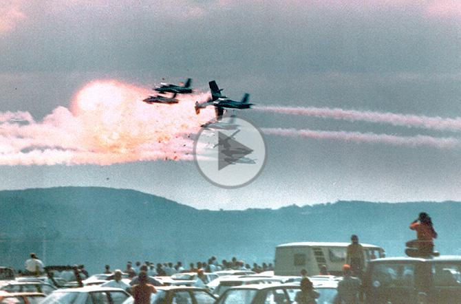 VIDEO - Ramstein air show disaster - Three jets collided in mid-air and ...